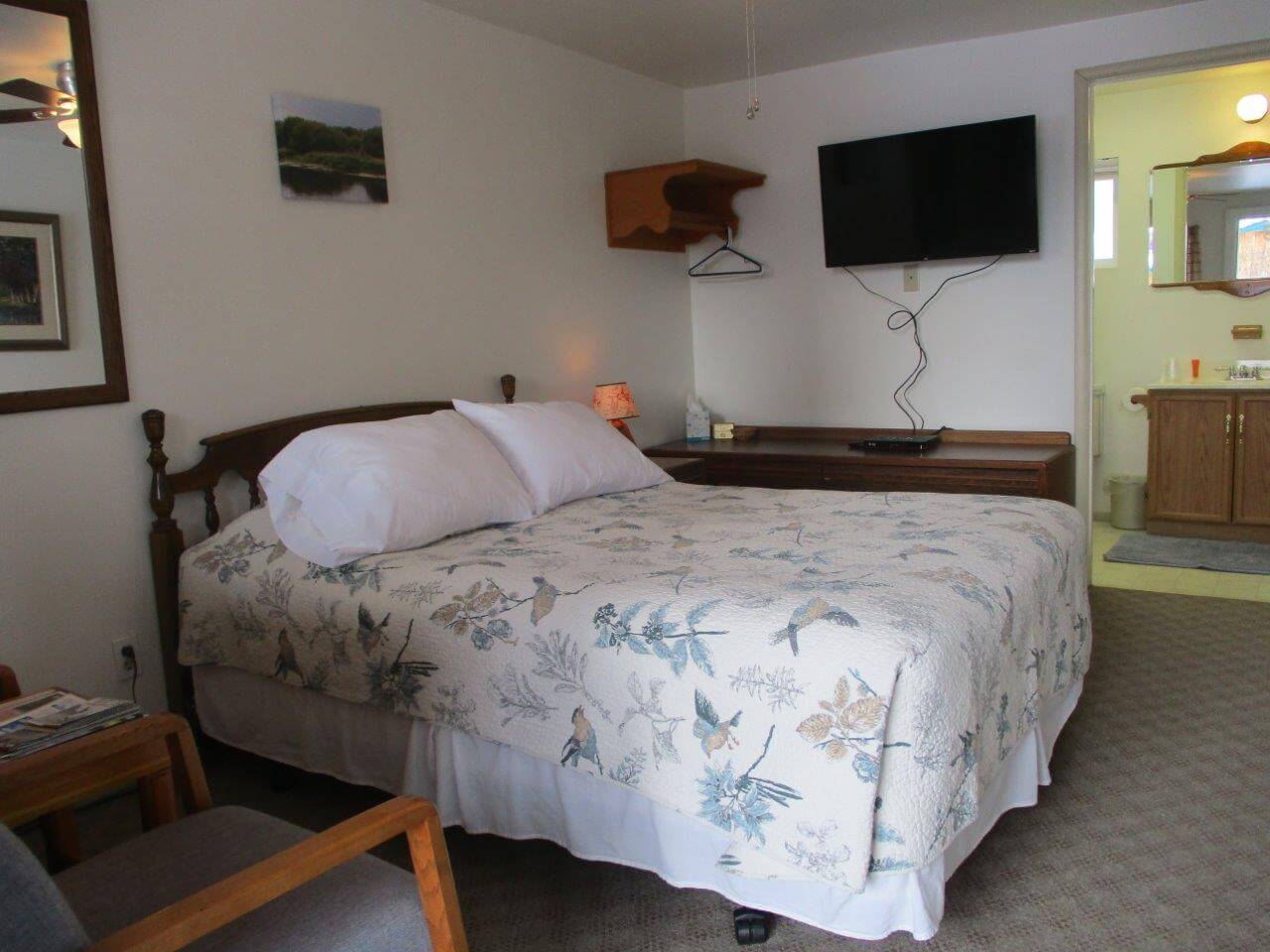 Single Bed Motel Rooms | Affordable Lodging in Darby, MT